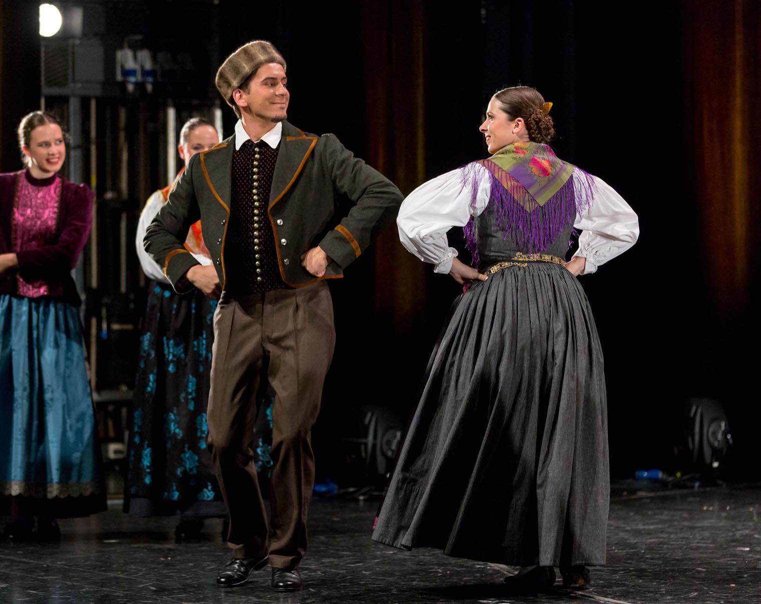 Folklorna pomlad. France Marolt. Od treh parov do Gallusa. - Parada plesa